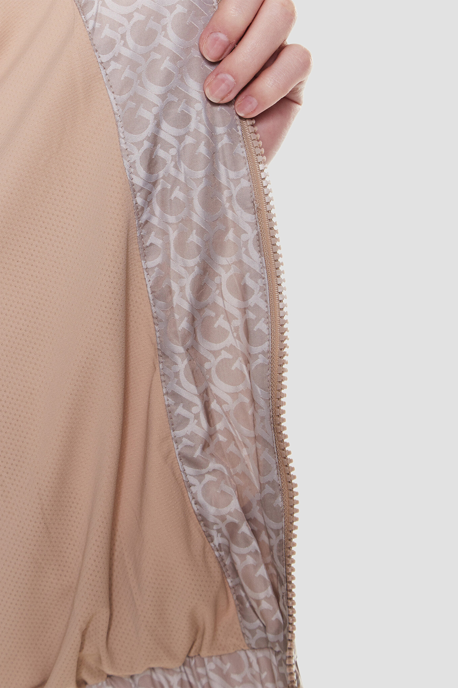 Женская серая ветровка с узором Guess V3GL00.WFAK0;P17X — Ultrashop